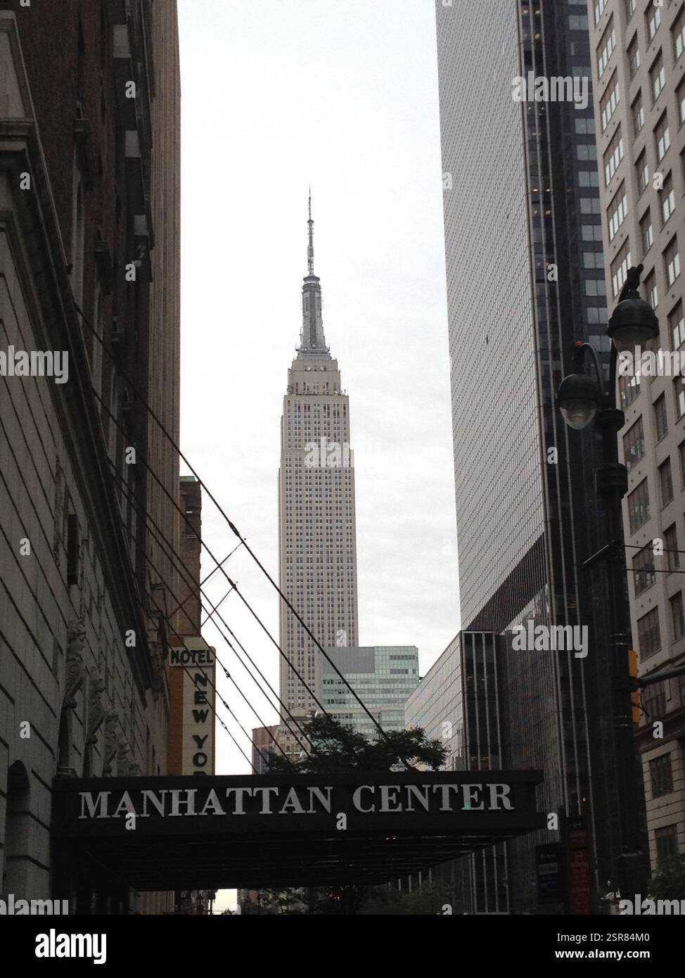 New York, Manhattan's iconic Empire State Building rises from Midtown ...