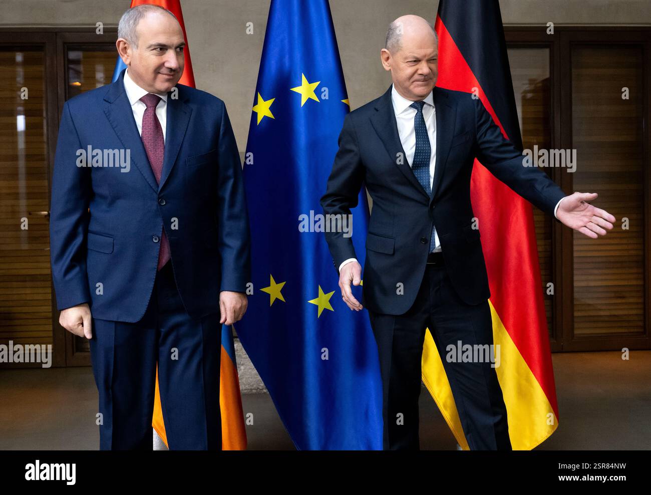 Munich, Germany. 15th Feb, 2025. Federal Chancellor Olaf Scholz (SPD, r ...