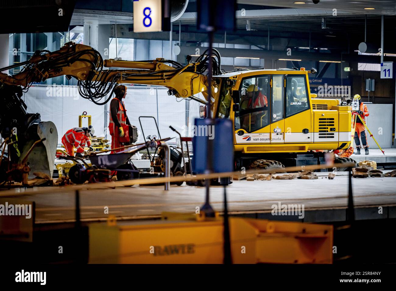 DEN HAAG - Work is being carried out on the tracks at The Hague Central ...