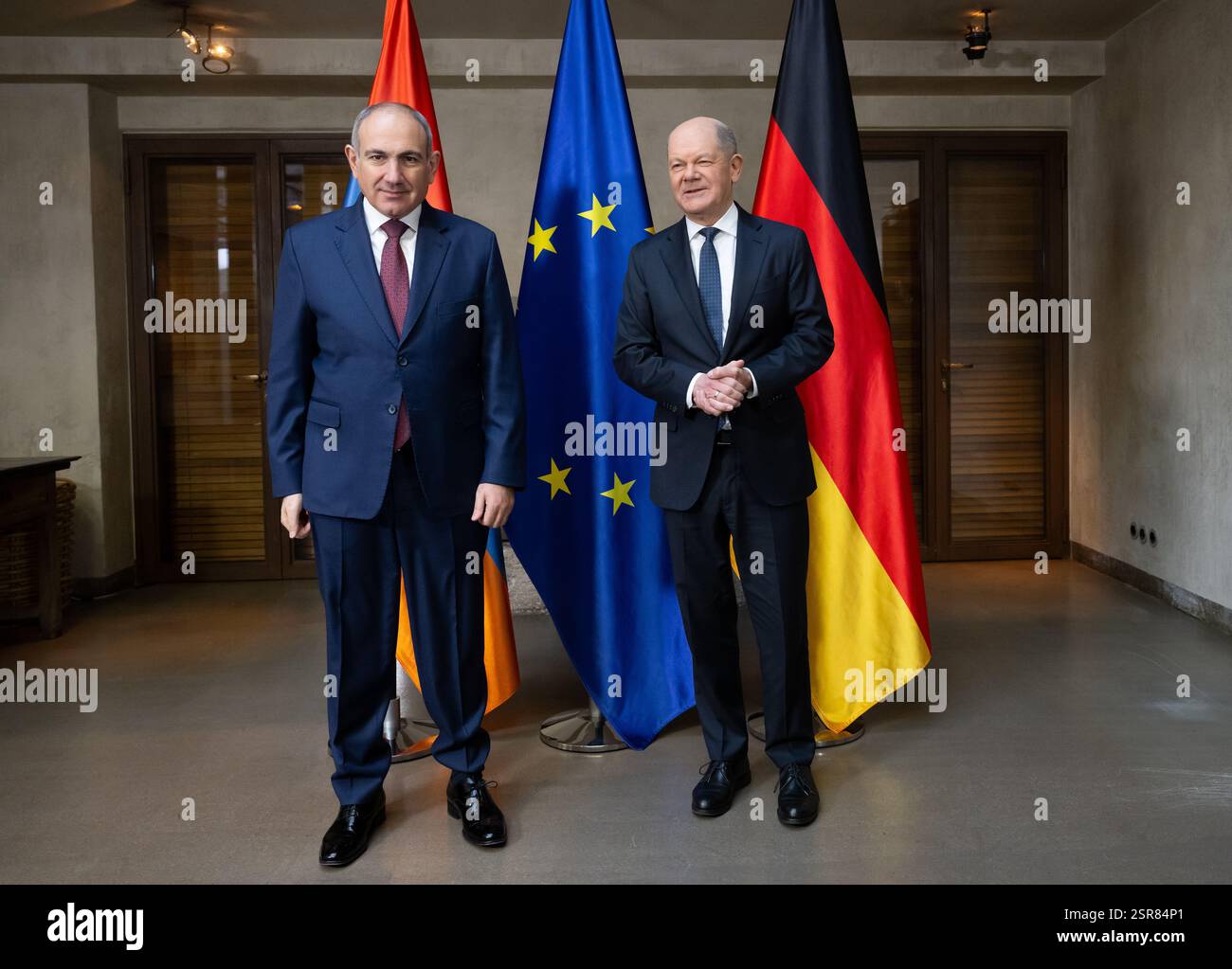 Munich, Germany. 15th Feb, 2025. Federal Chancellor Olaf Scholz (SPD, r ...