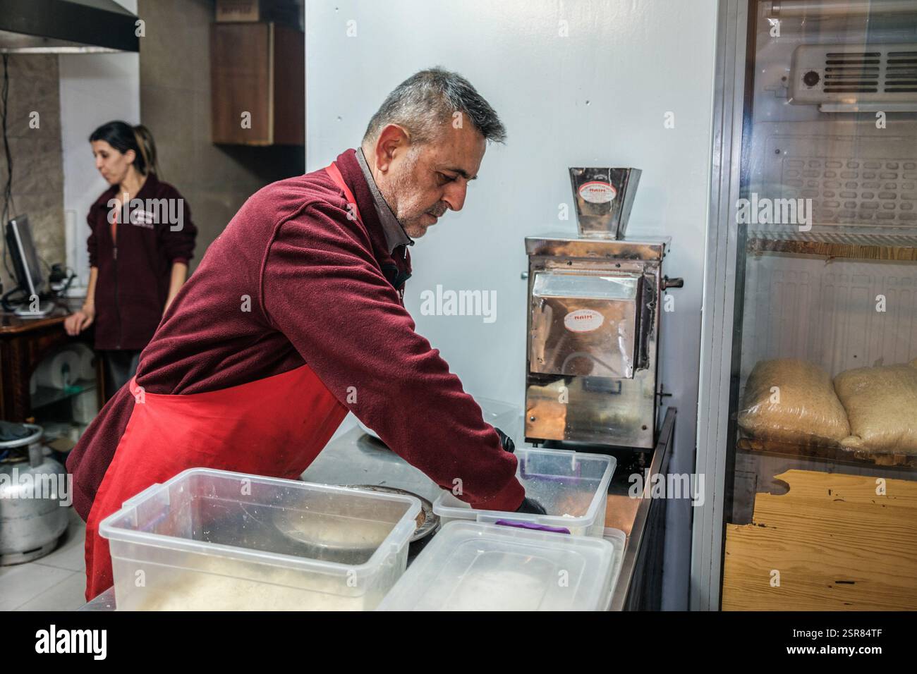 Hatay, Antakya, Turkey. 11th Feb, 2025. A master prepares to cook ...