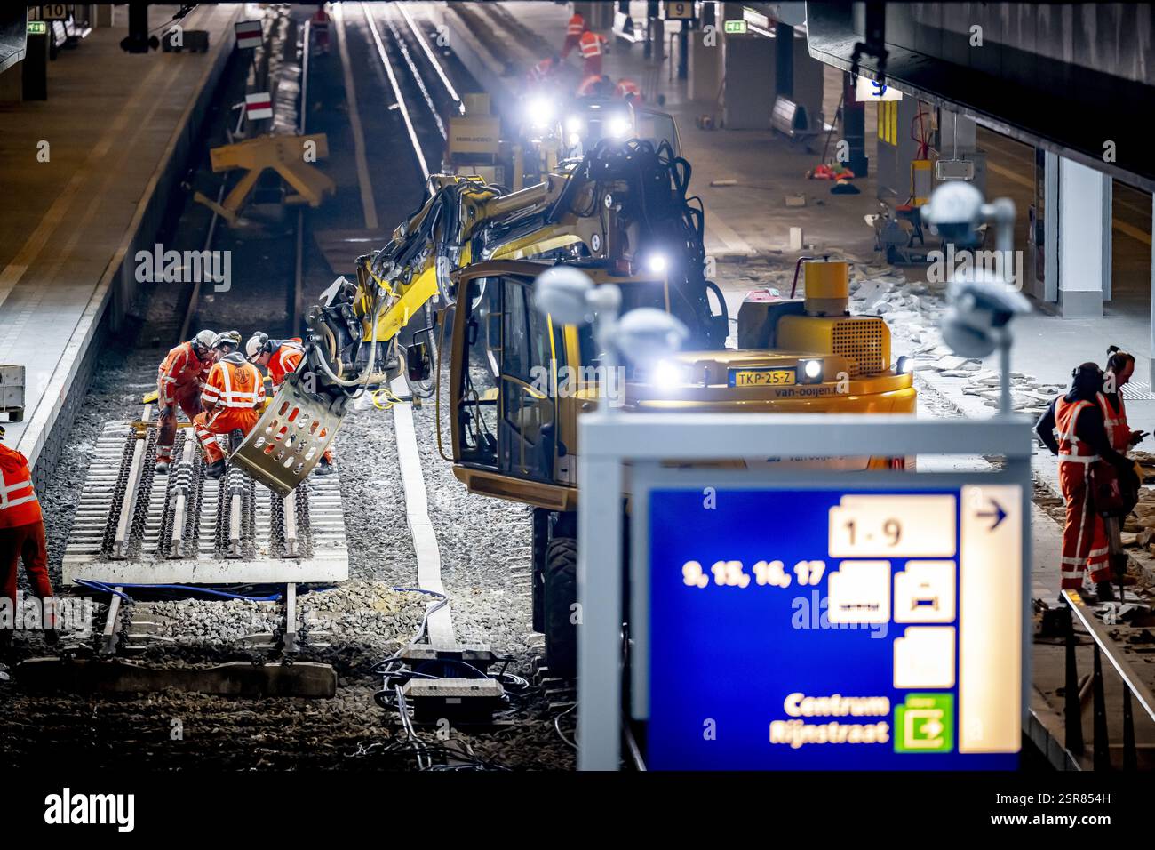 DEN HAAG - Work is being carried out on the tracks at The Hague Central ...