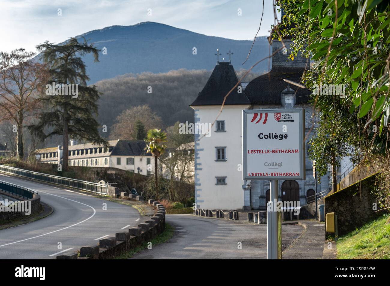 France, Pyrénées Atlantique, Février 2025, Vue du collège Le Beau ...