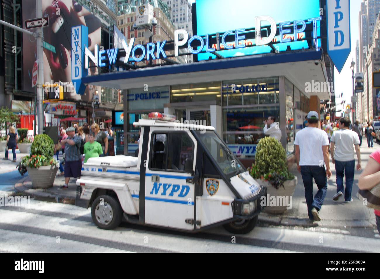 Traffic sign stands manhattan hi-res stock photography and images - Alamy