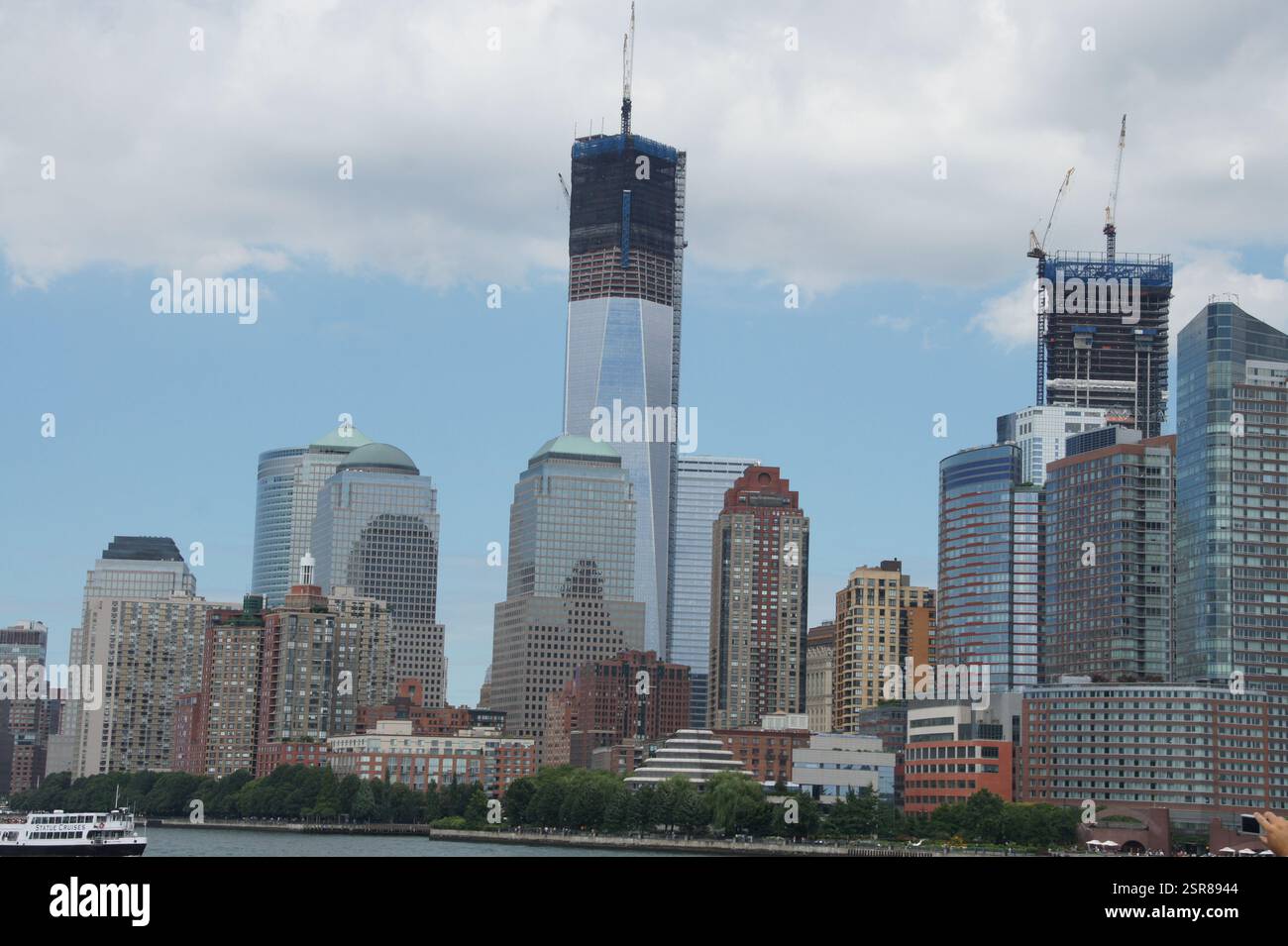 New York, Manhattan's iconic skyline boasts a skyscraper under ...