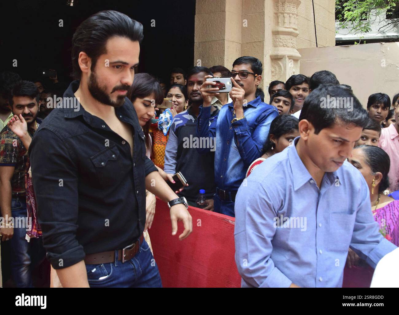 Bollywood actor Emraan Hashmi Parveen Shahani visit Ganesh Galli Ka ...