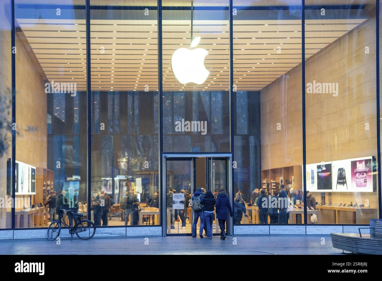 Apple Store, in the Koe-Bogen Shopping Centre, in Duesseldorf, North ...