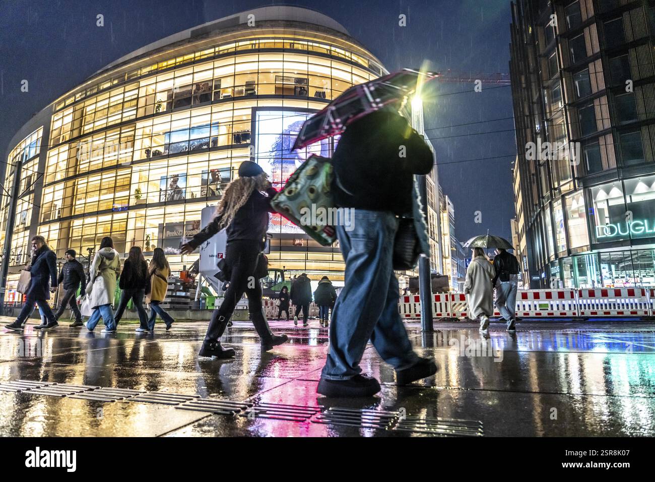 Schadowstrasse, city centre, shopping street, pedestrian zone, winter ...