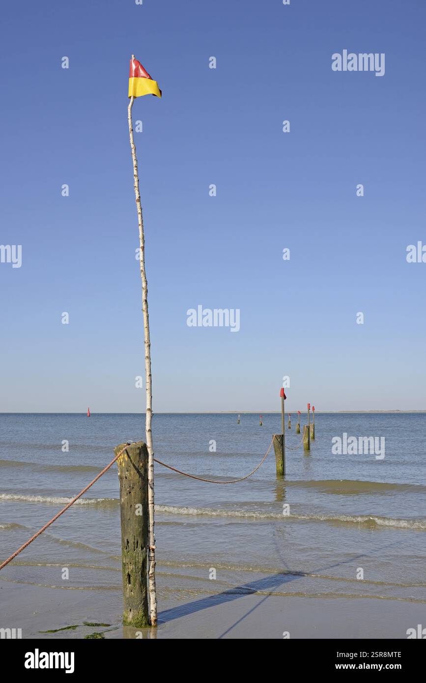 Roadway boundary posts hi-res stock photography and images - Alamy
