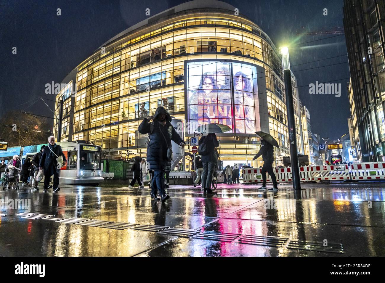 Schadowstrasse, city centre, shopping street, pedestrian zone, winter ...