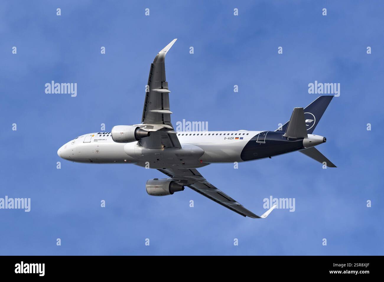 Lufthansa airbus a320 flying hi-res stock photography and images - Alamy