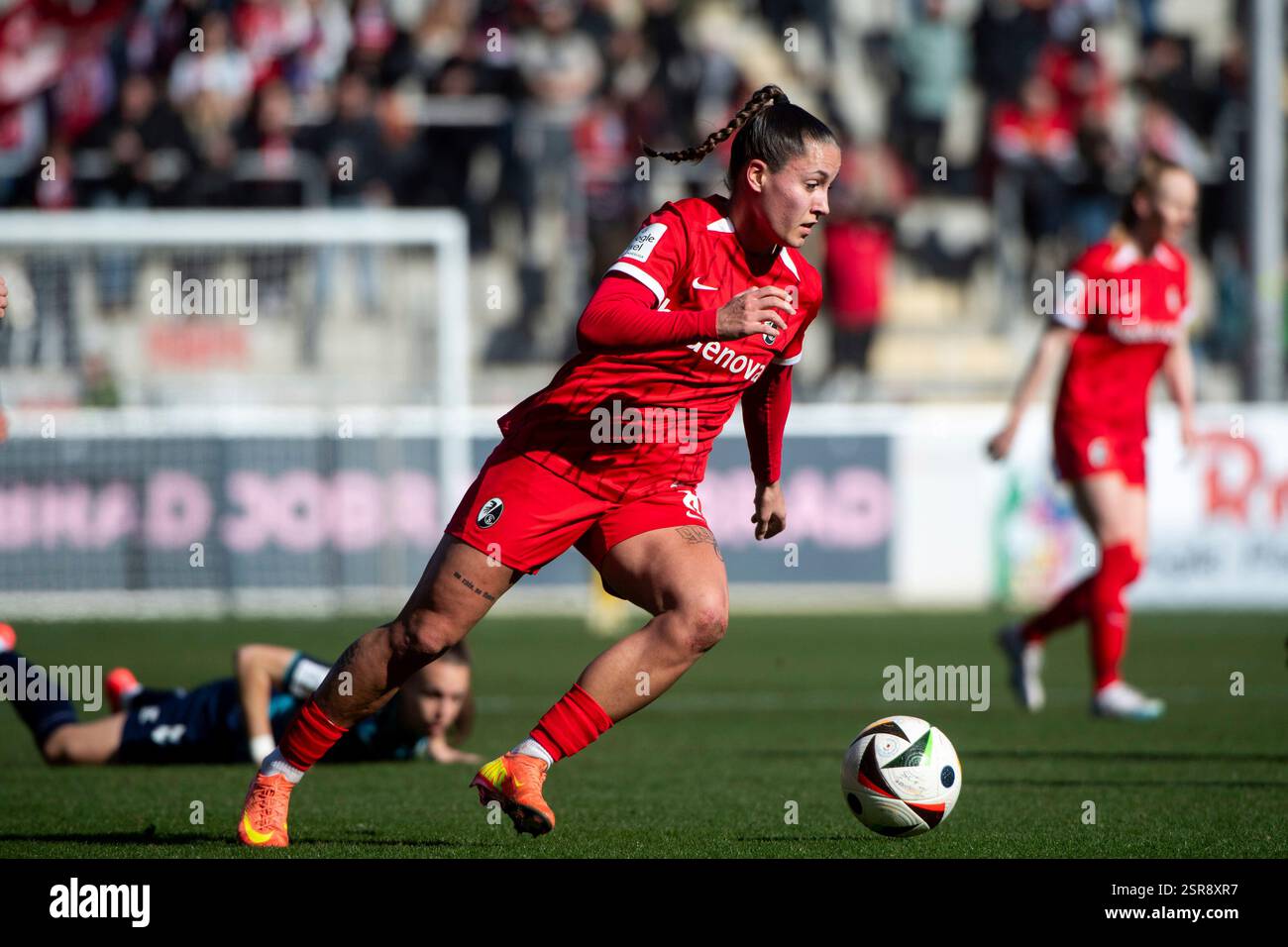 Selina Vobian (SC Freiburg, #08) am Ball, GER, SC Freiburg vs 1. FC ...