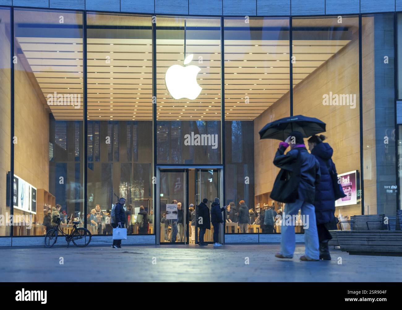Apple Store, in the Koe-Bogen Shopping Centre, in Duesseldorf, North ...