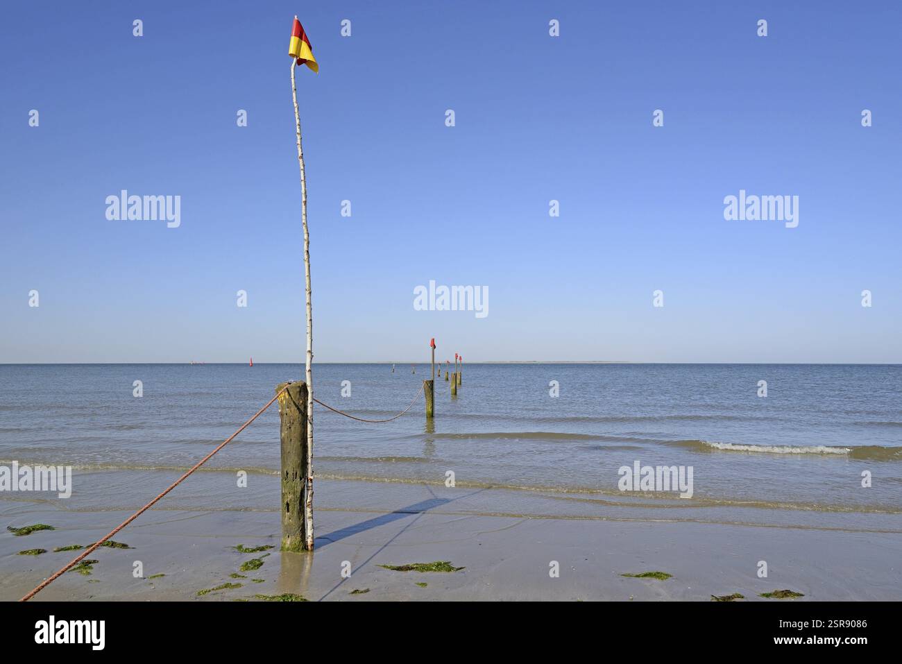 Roads boundary with posts hi-res stock photography and images - Alamy