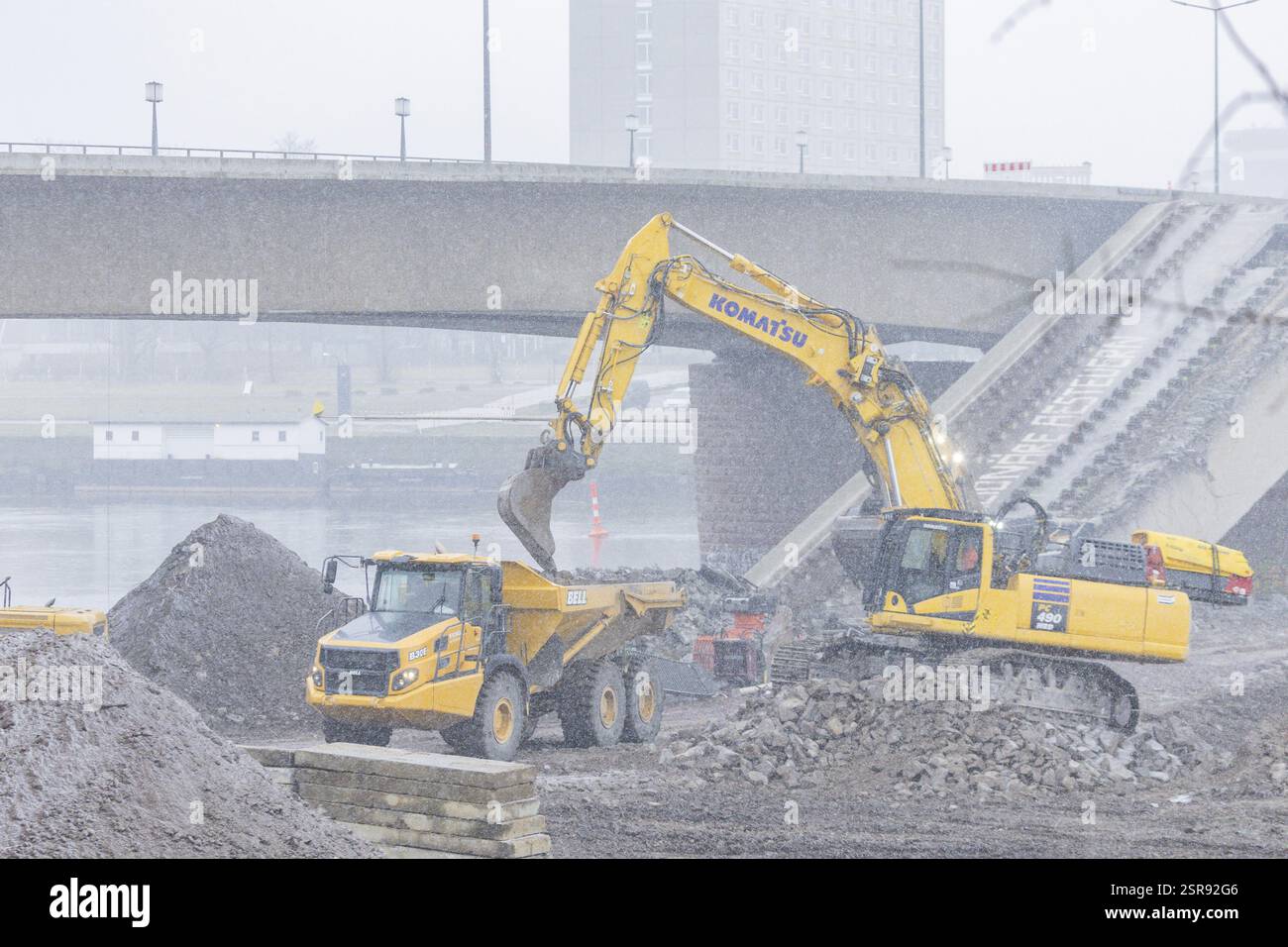 After the partial collapse of the Carola Bridge, demolition work ...