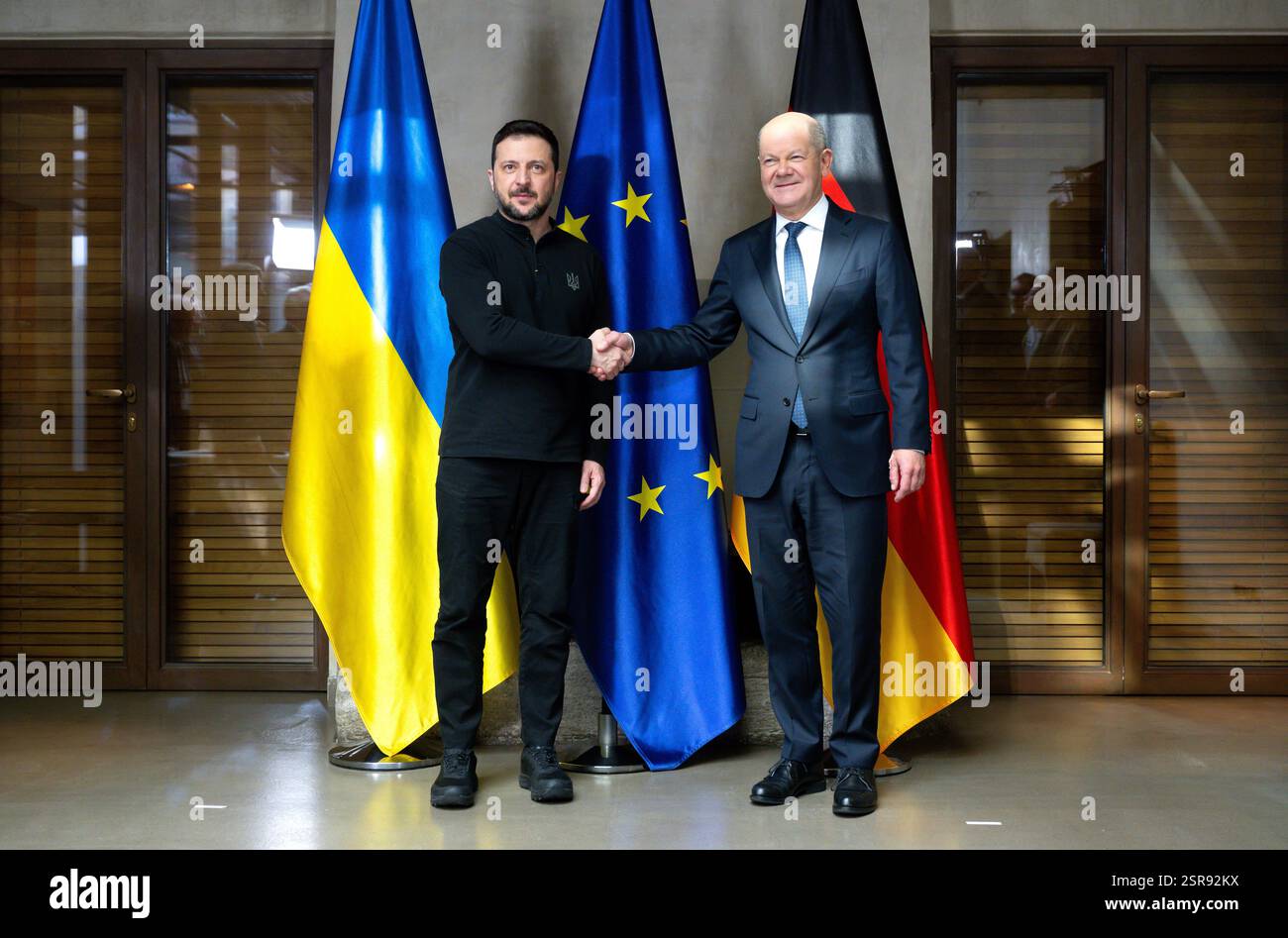 Munich, Germany. 15th Feb, 2025. Federal Chancellor Olaf Scholz (SPD, r ...
