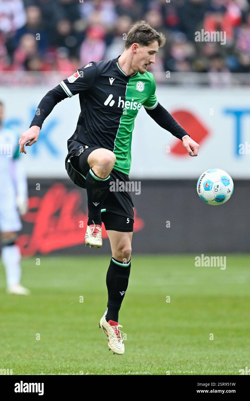 Kaiserslautern, Germany. 15th Feb, 2025. Soccer: Bundesliga 2, 1. FC ...