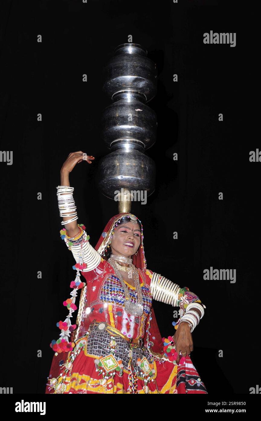 Lady dancing with putting water pot on head, Jodhpur, Rajasthan, India ...