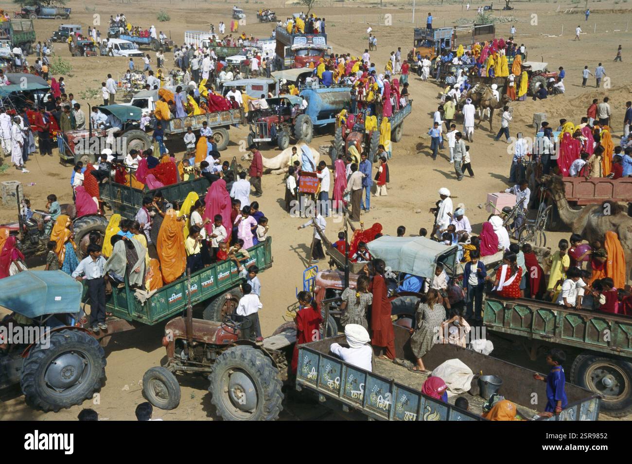 Village meeting india hi-res stock photography and images - Alamy