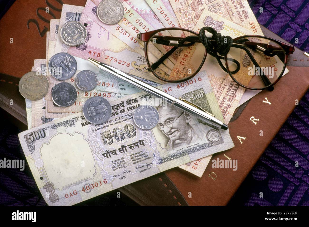 Indian currency notes and coins hi-res stock photography and images - Alamy