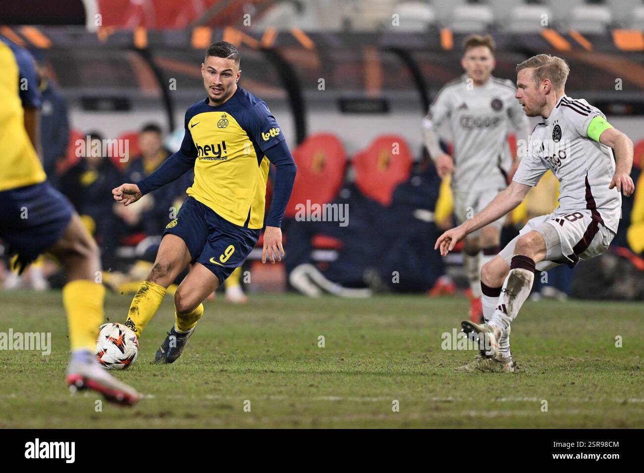 Brussel, Belgium. 13th Feb, 2025. Franjo Ivanovic (9) of Union and Davy ...