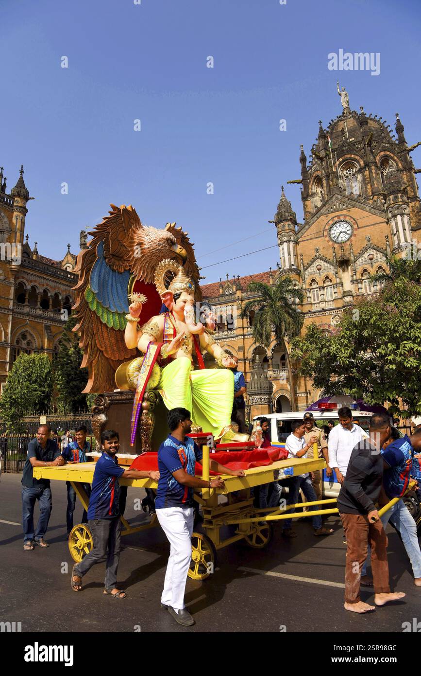 Lord Ganpati idol procession, Ganesha festival, Chhatrapati Shivaji ...