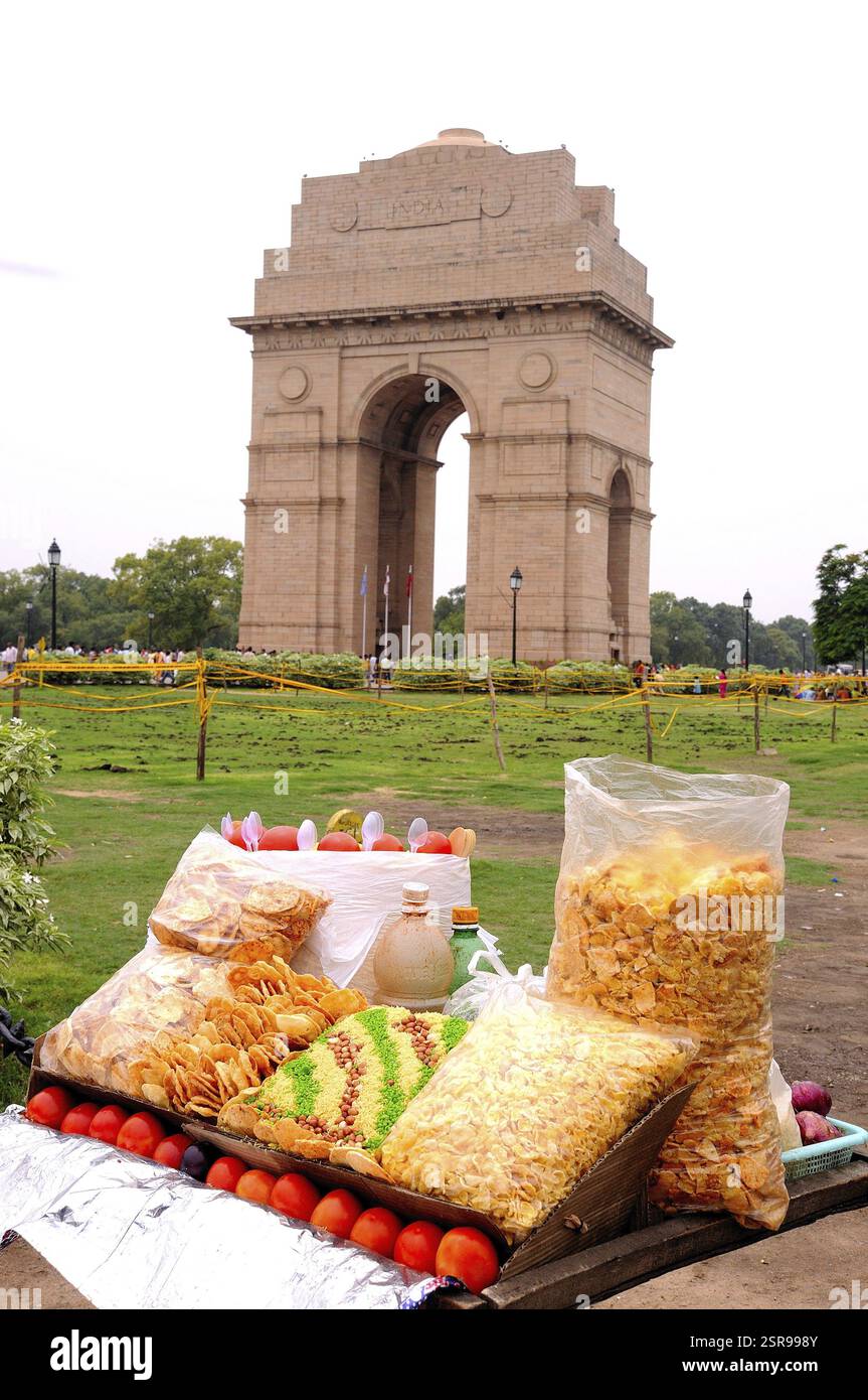 Snacks chat in front of India Gate, Delhi, India, Asia Stock Photo - Alamy