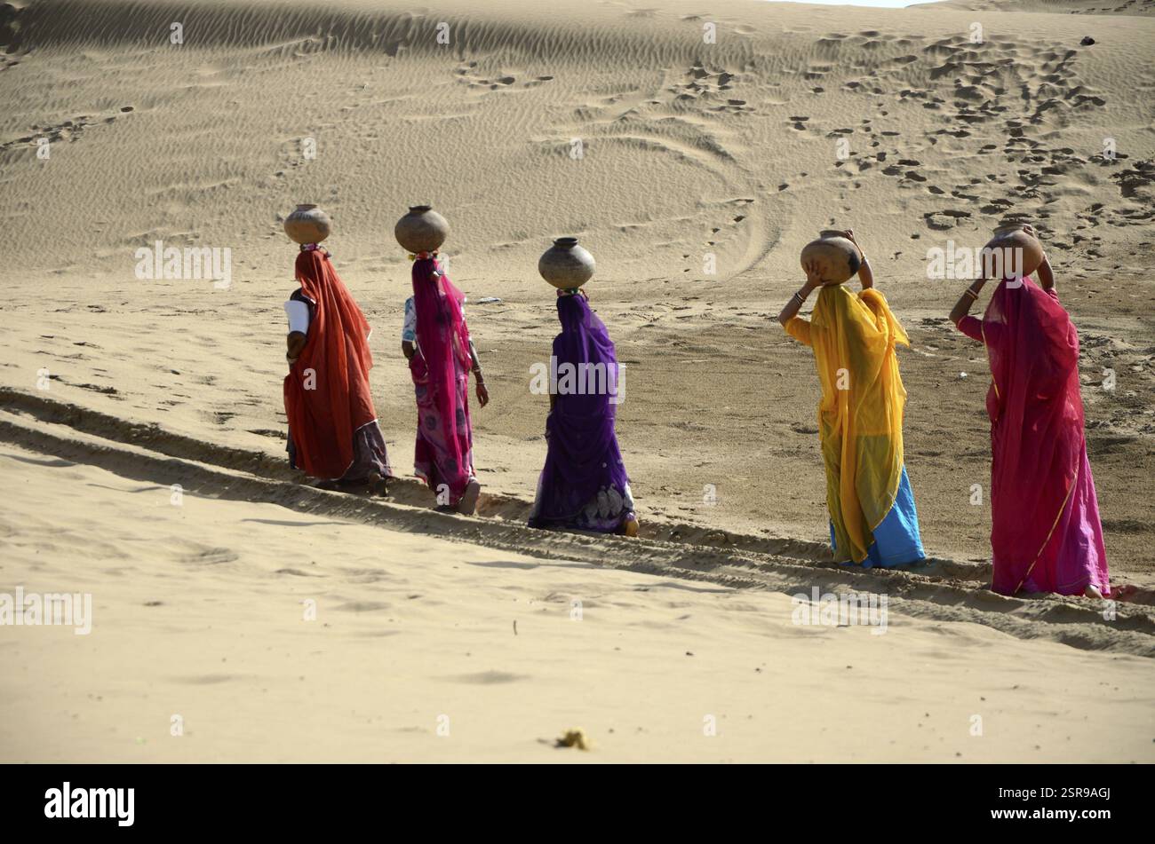 Women balancing water pots on head, Thar desert, Rajasthan, India, Asia ...