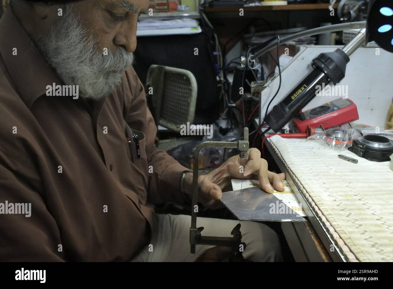 Indian men working on machines hi-res stock photography and images - Alamy