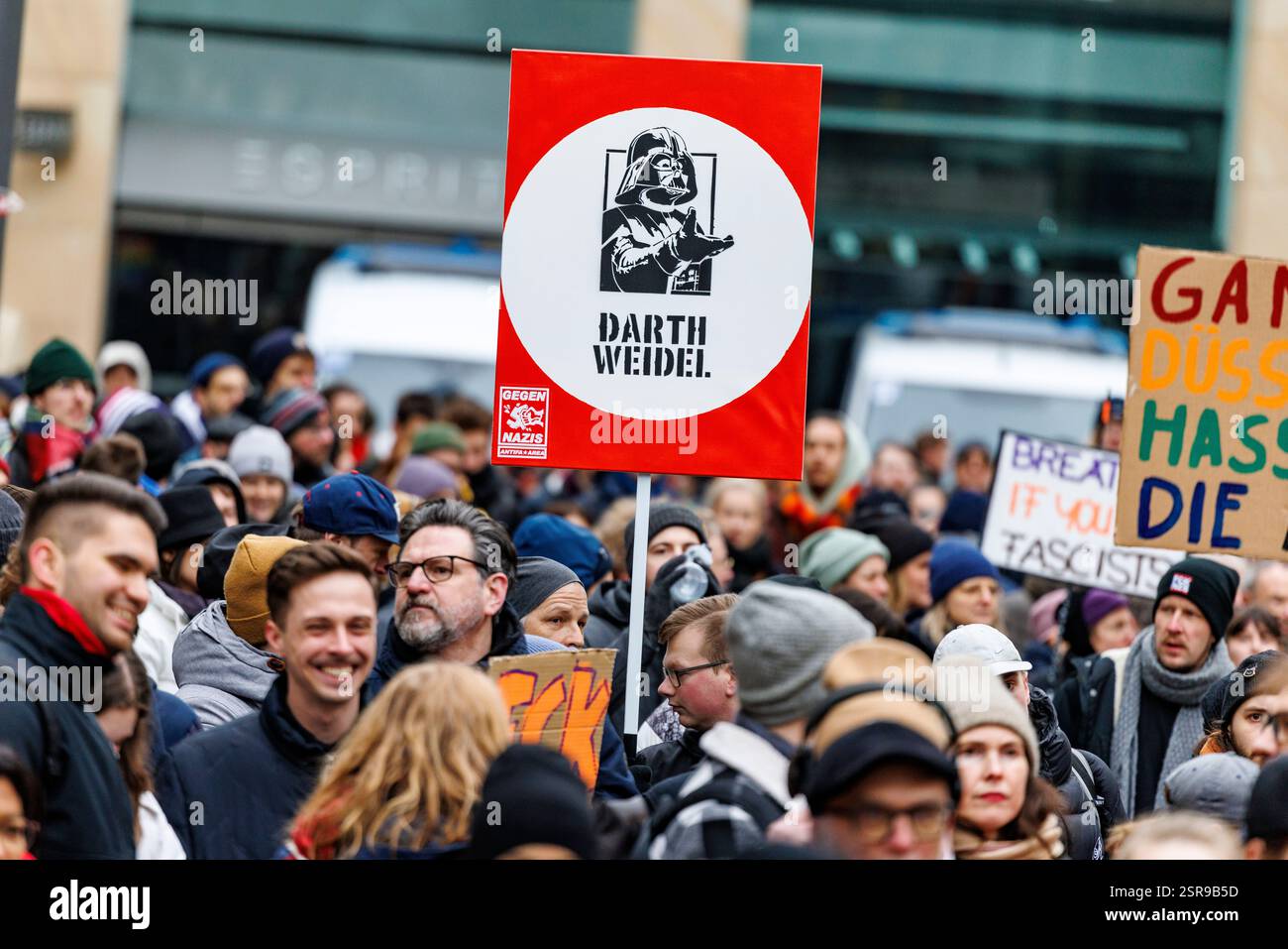 Duesseldorf, Germany. 15th Feb, 2025. Demonstrators against the AfD ...