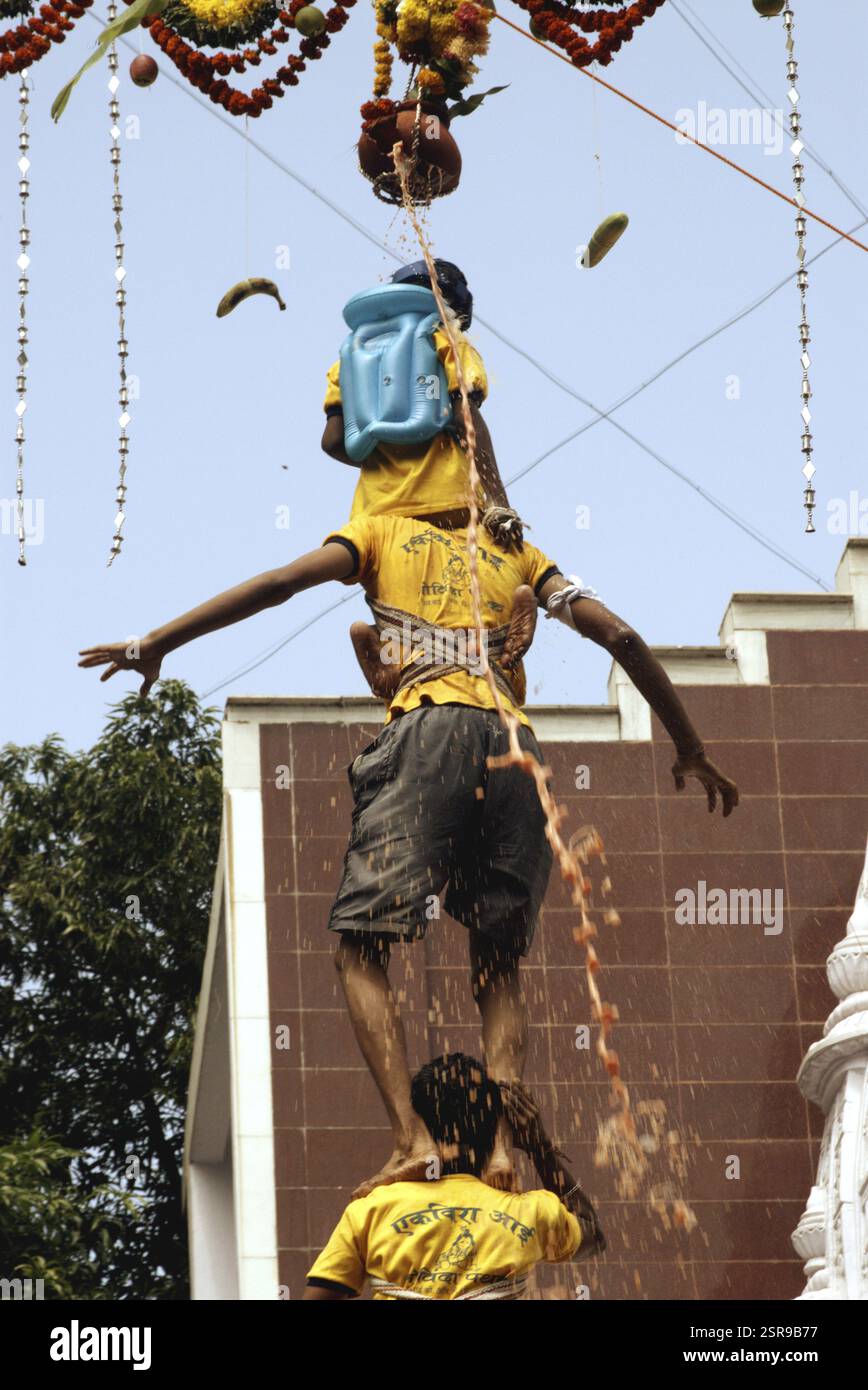 Human pyramid breaking dahi handi in the festival in mumbai hi-res ...