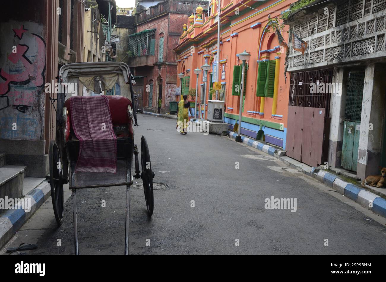 Hand pulled rickshaw in narrow lane, Kolkata, West Bengal, India, Asia ...