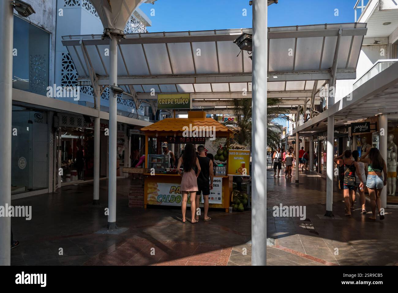 Food court in mall america hi-res stock photography and images - Alamy