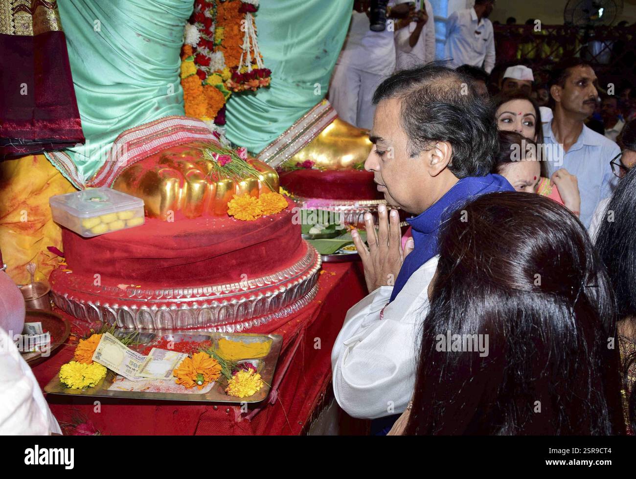 Mukesh Ambani, Chairman, Reliance Industries Limited (RIL) offer prayer ...