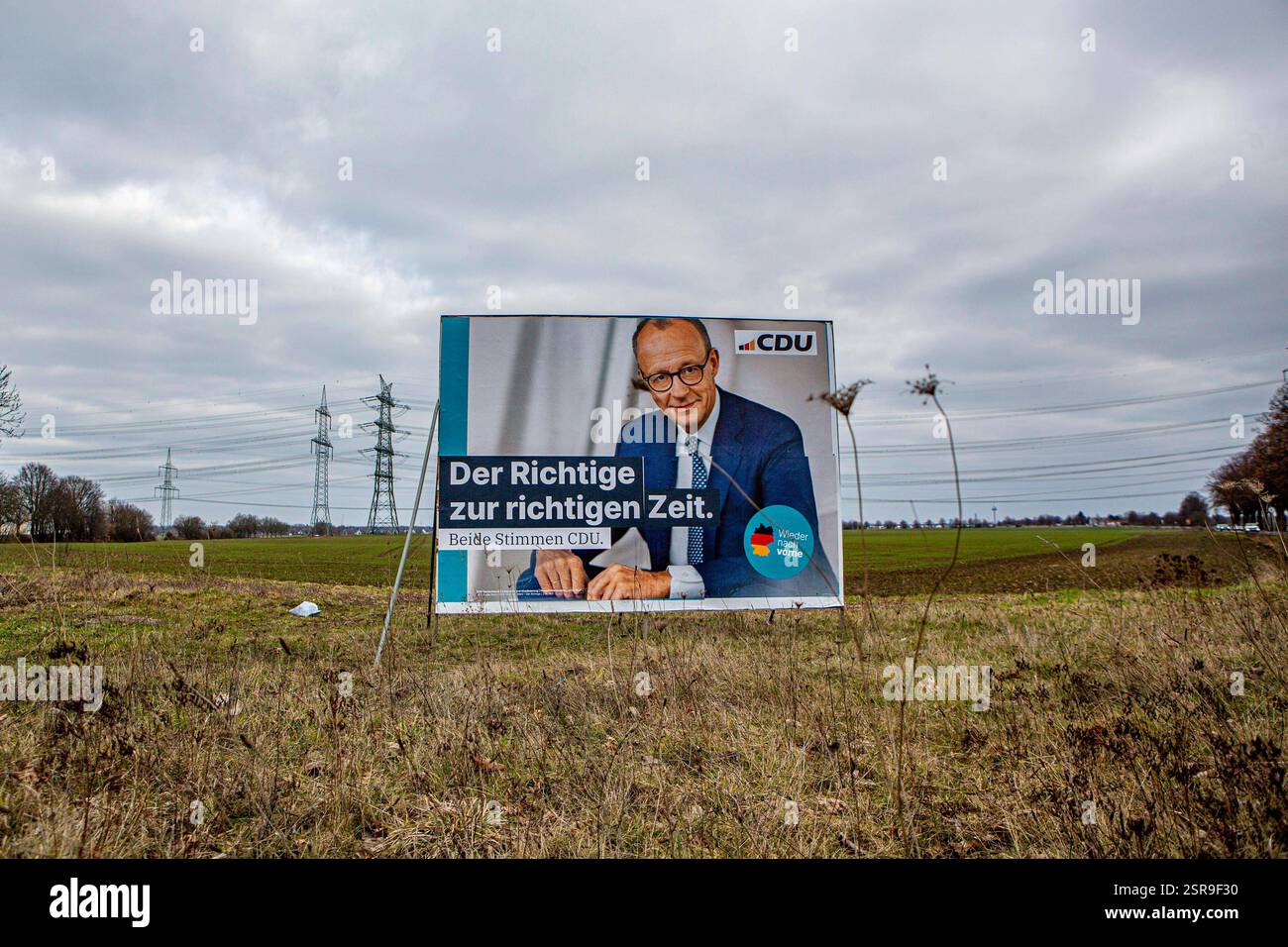 Wahlplakate zur Bundestagswahl am 23. Februar 2025 sind in Pulheim NRW ...