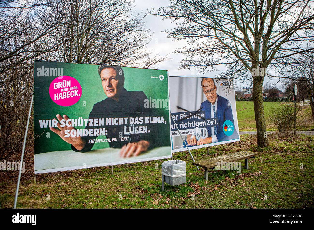 Wahlplakate zur Bundestagswahl am 23. Februar 2025 sind in Pulheim NRW ...