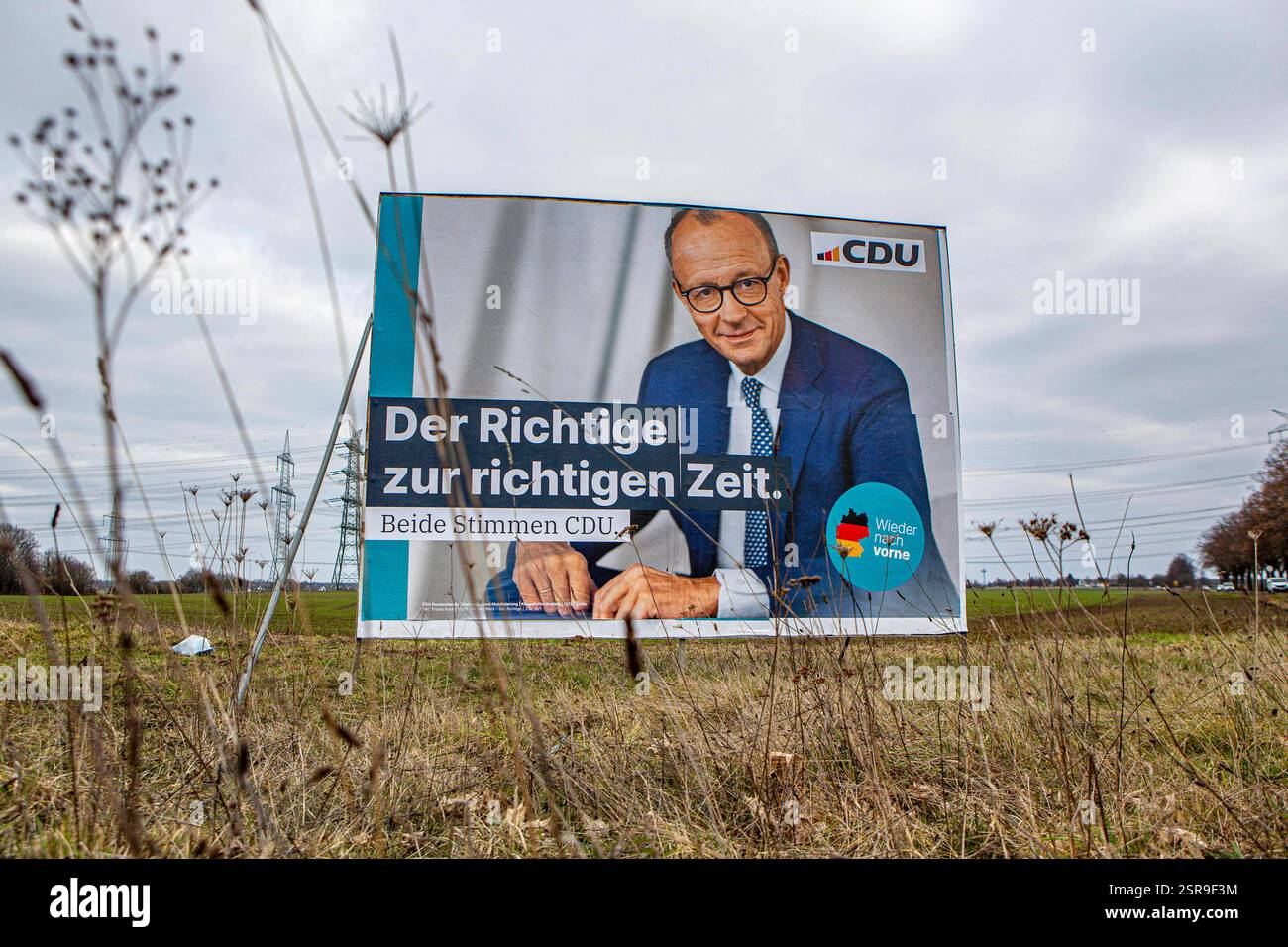 Wahlplakate zur Bundestagswahl am 23. Februar 2025 sind in Pulheim NRW ...