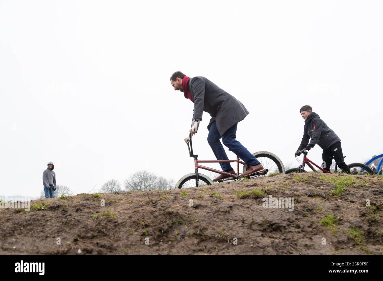 Labour mp riding a bike hi-res stock photography and images - Alamy