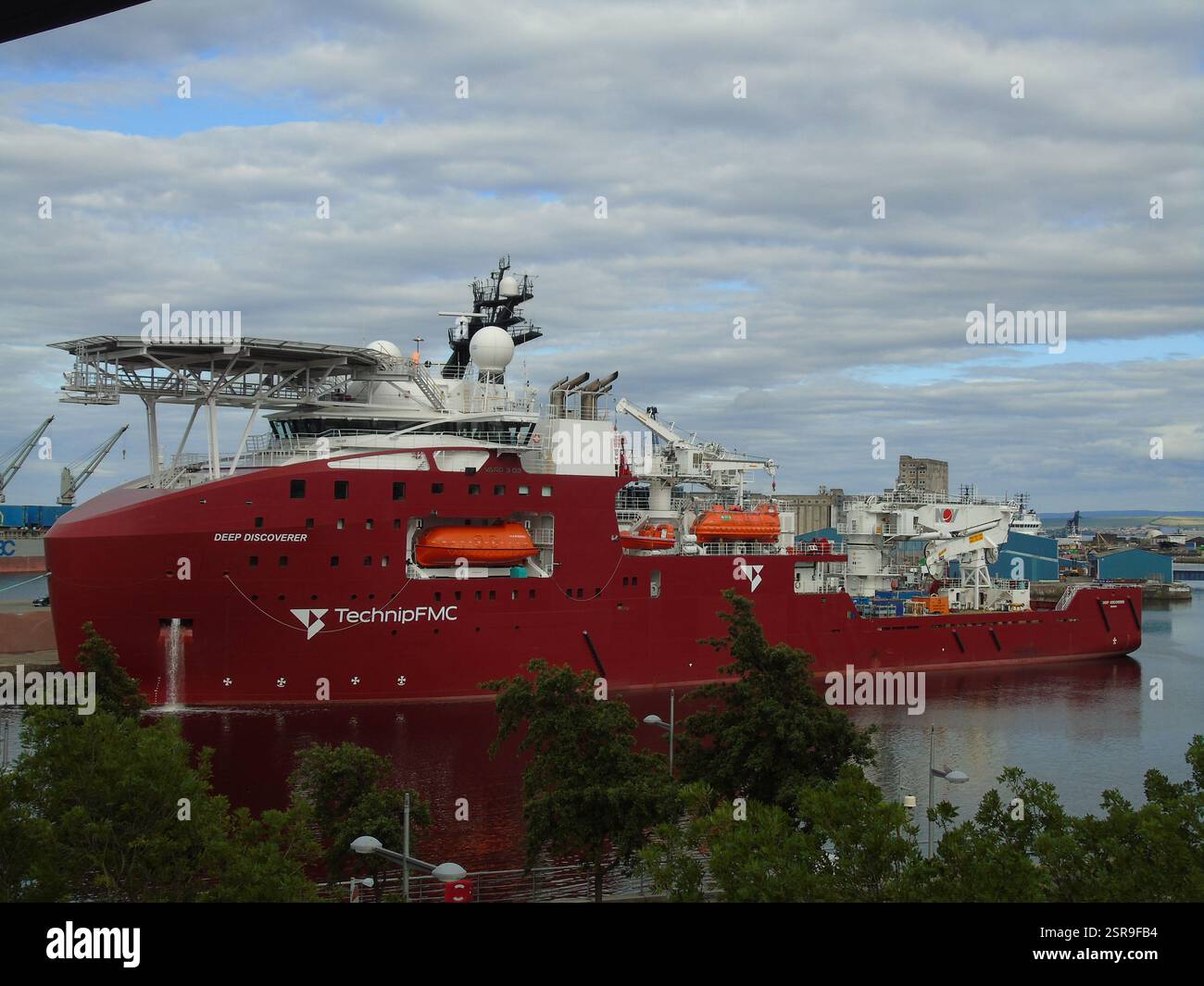 Offshore support vessel deep hi-res stock photography and images - Alamy