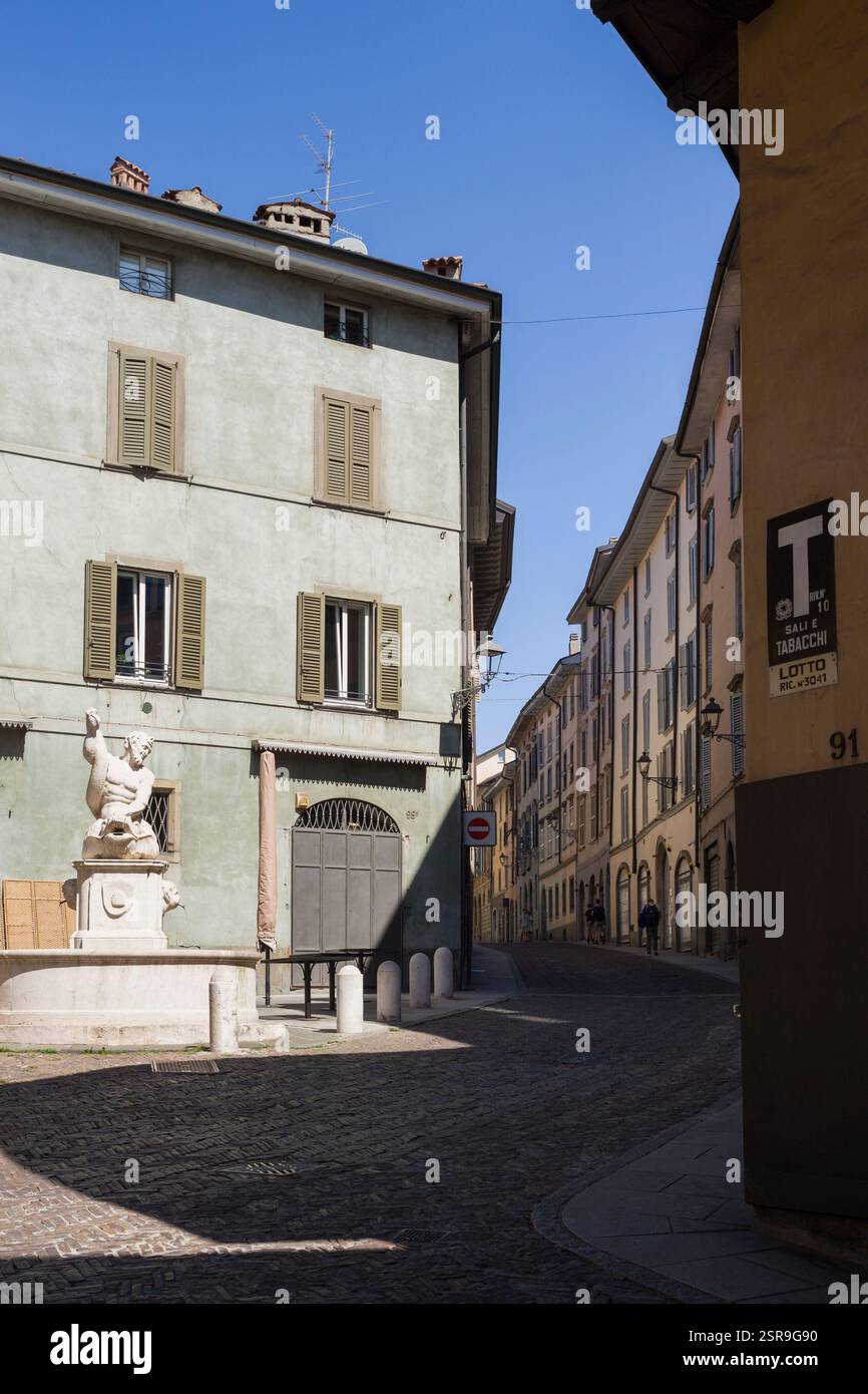 Fontana del Delfino, Via Pignolo, Bergamo, typical street scene in ...