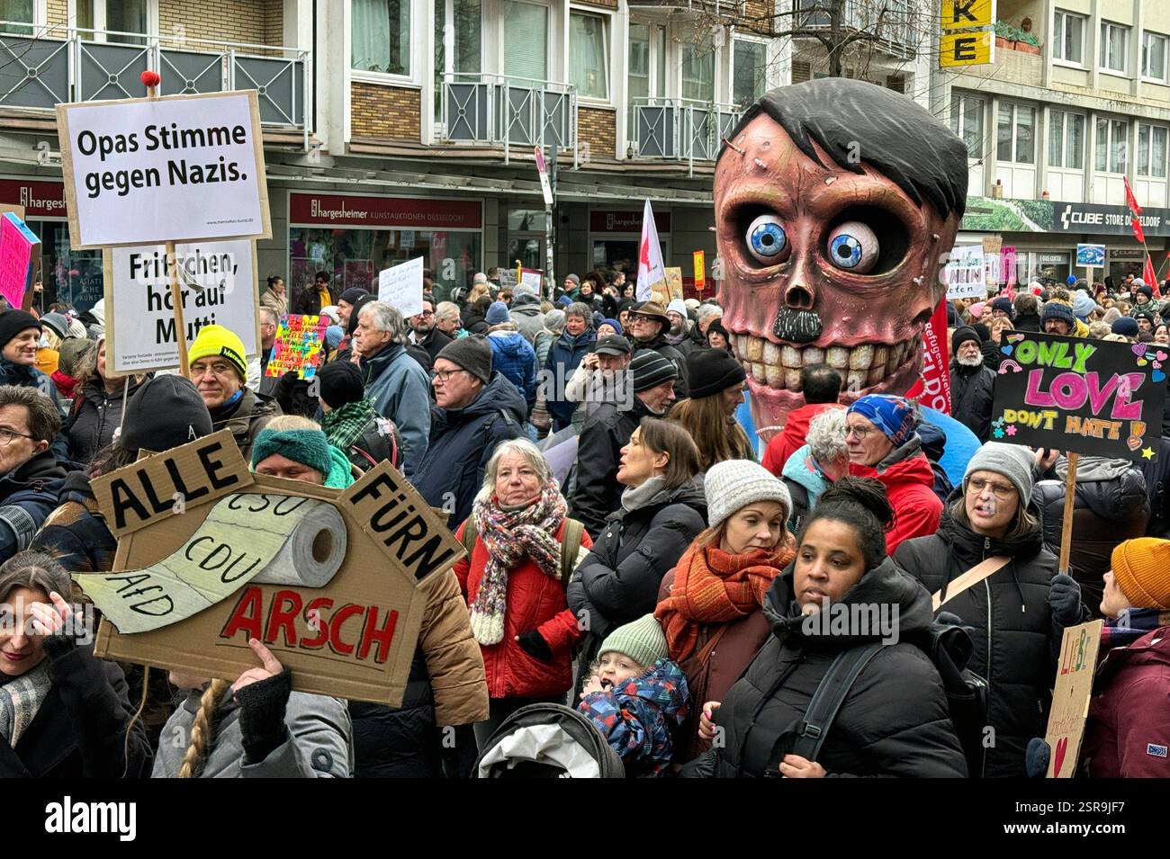 Demo gegen rechts und die Kundgebung der AfD in Düsseldorf mit einem ...