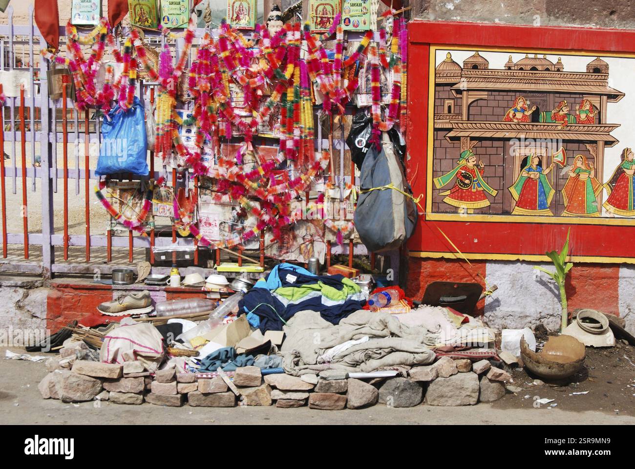 Beggars shelter hi-res stock photography and images - Alamy