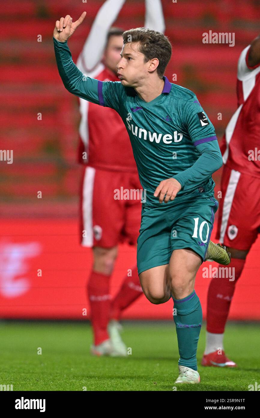 Antwerpen, Belgium. 06th Feb, 2025. Yari Verschaeren (10) of Anderlecht ...