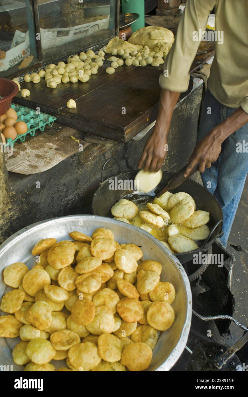 Puri prepared being fried, Mirpur road, Dhanmondi, Dhaka, Bangladesh ...