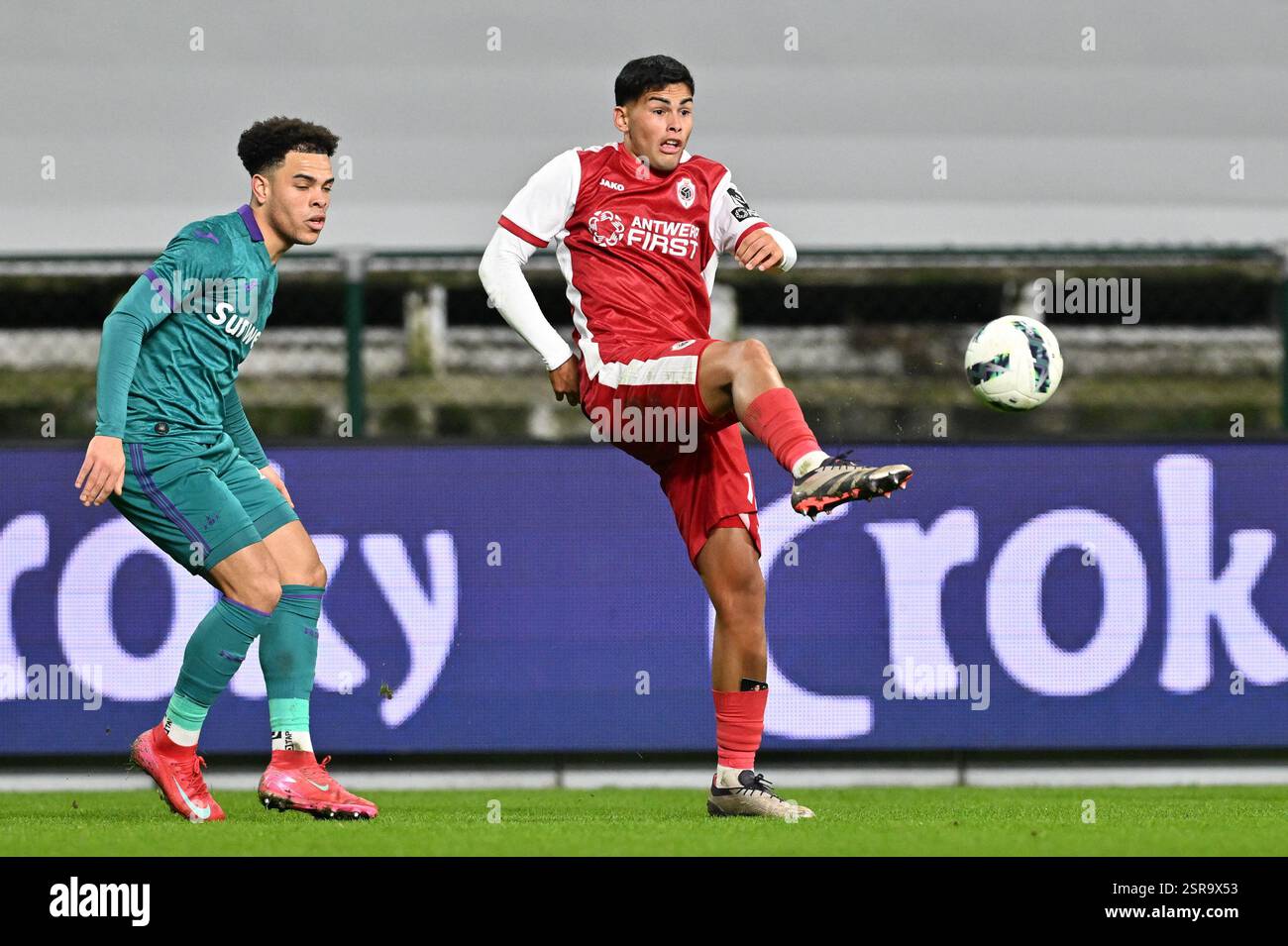 Antwerpen, Belgium. 06th Feb, 2025. Mario Stroeykens (29) of Anderlecht defending on Mauricio ...
