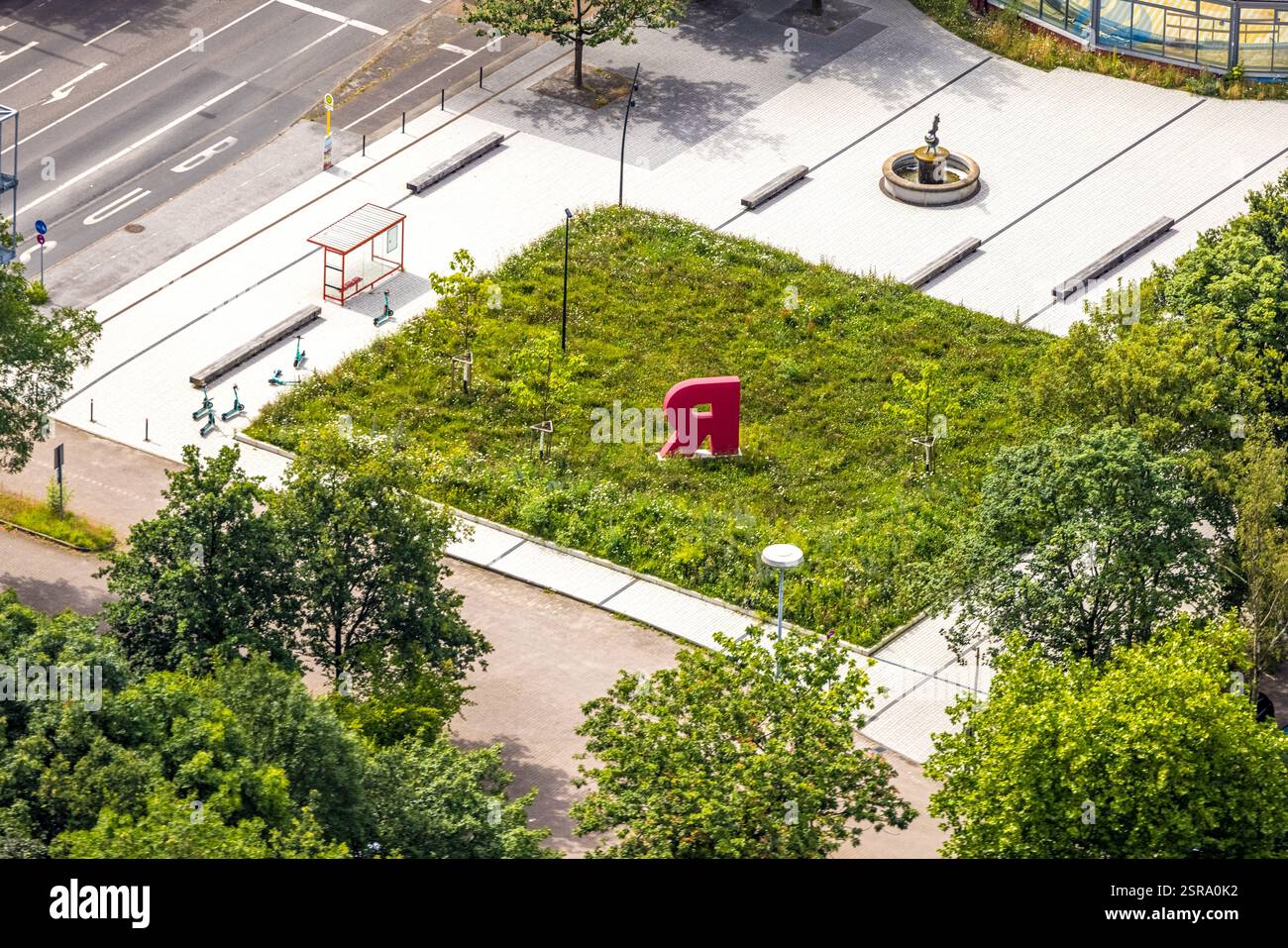 Letter r sculpture hi-res stock photography and images - Alamy