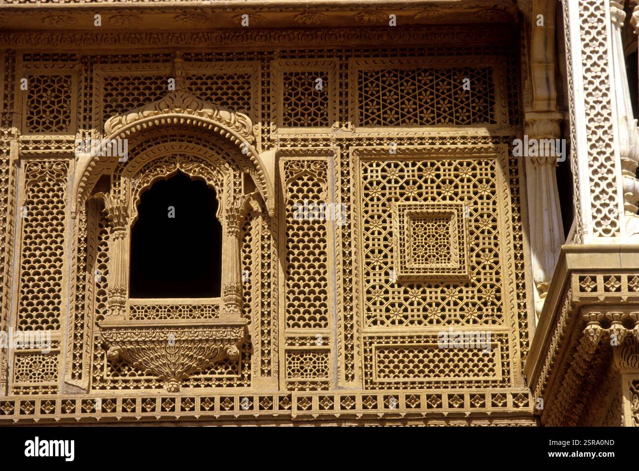 Carved window at amar palace, jaisalmer, rajasthan, india Stock Photo ...