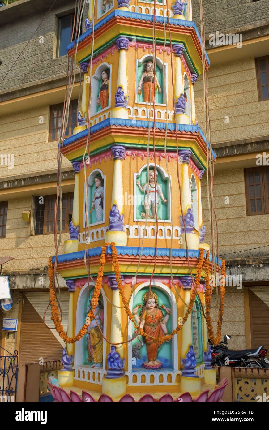 Pillar with Idols at Shree Shanta Durga mandir, Calangute, Goa, India ...