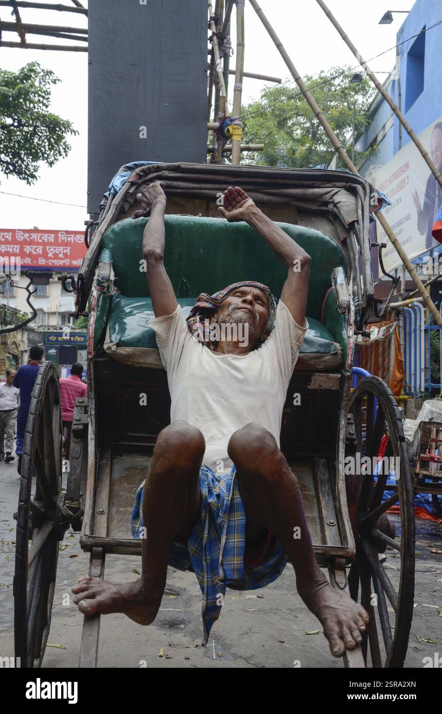 Hand rickshaw puller sleeping, Kolkata, West Bengal, India, Asia Stock ...