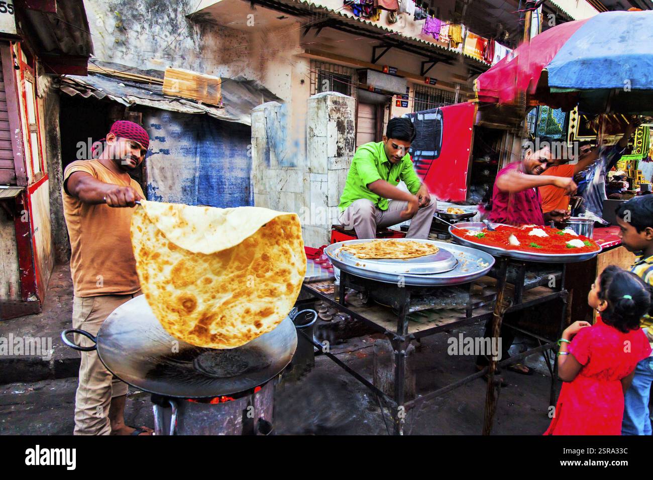 Rumali Roti vendor, Khau Galli, Mahim Dargah, Mumbai, Maharashtra ...